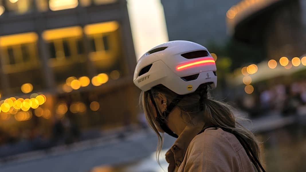 Vorgestellt: Scott La Mokka Plus Sensor - Fahrrad-Helm mit Rücklicht ...